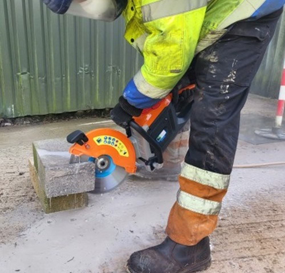DC 300E+ cordless disc cutter/band saw | Altrad Fort